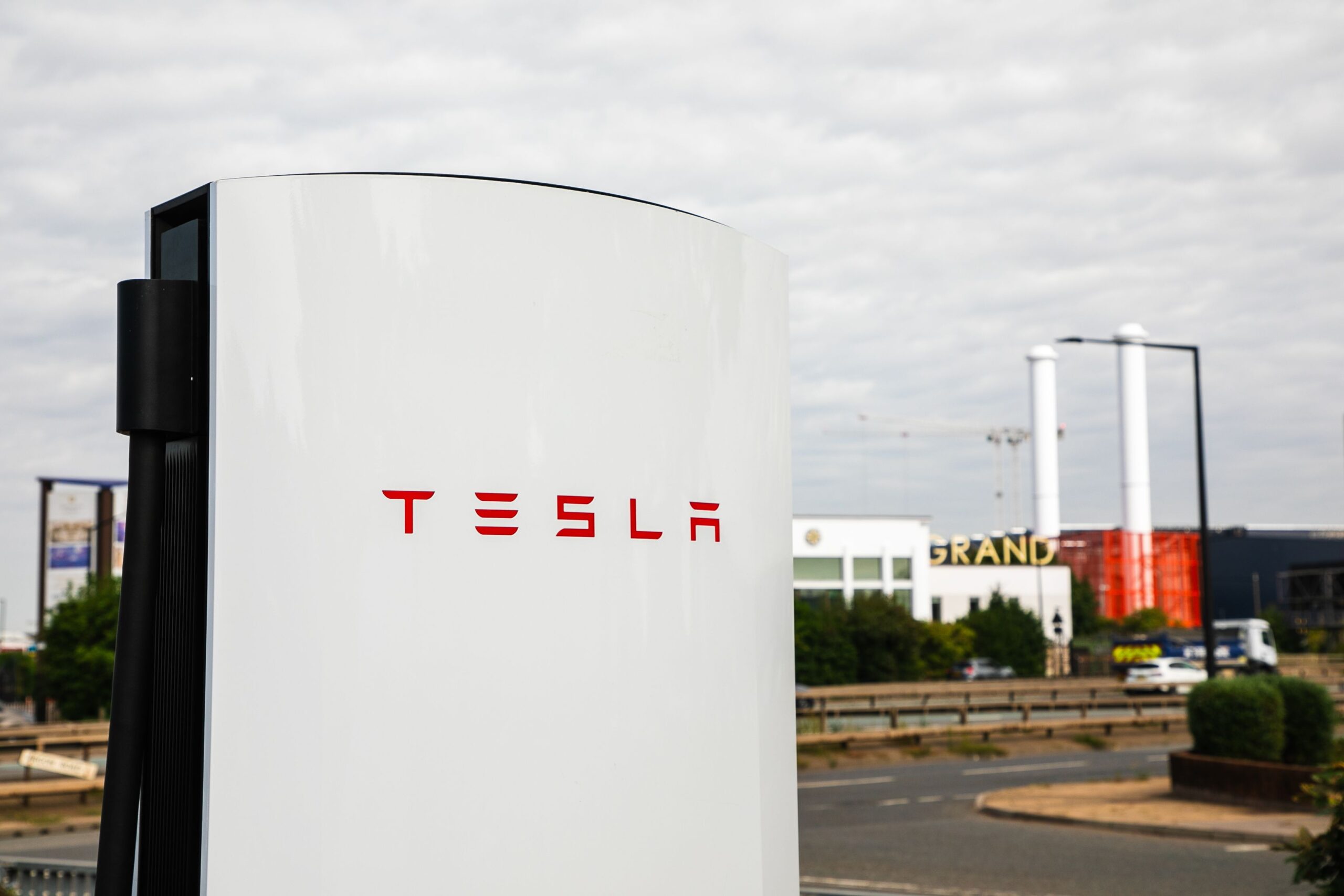 Tesla's 250kW V4 Supercharger lands within the UK and is open to all ...